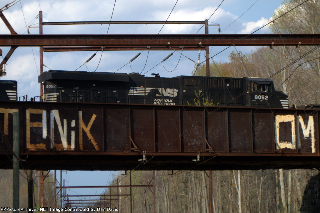 NS ES44AC 8052 trails on 17G